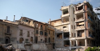 Santiago De Martino fa le faccine buffe in macchina con mamma Belen ...