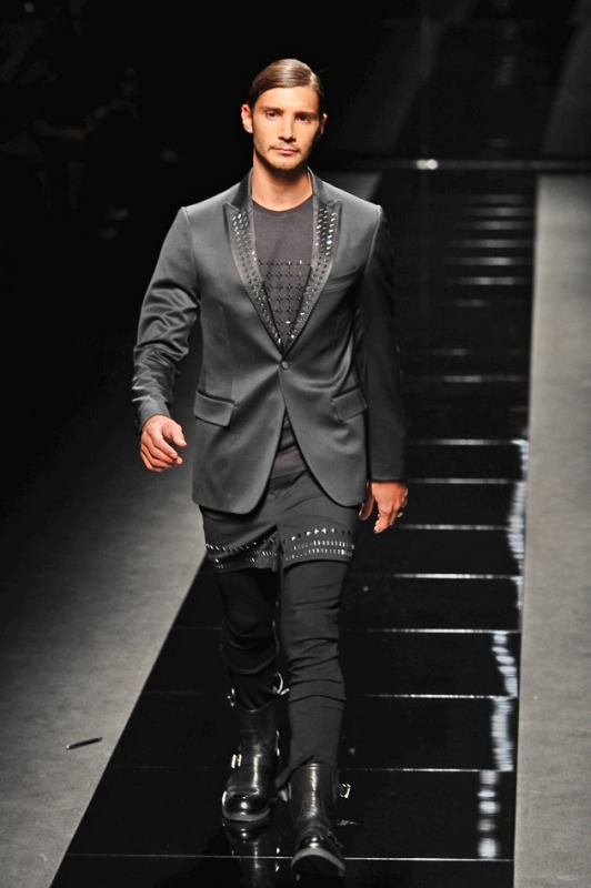 Stefano de Martino con la gonna per John Richmond a Milano Moda Uomo ...