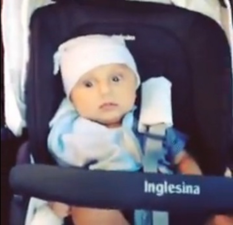 Santiago De Martino fa le faccine buffe in macchina con mamma Belen ...