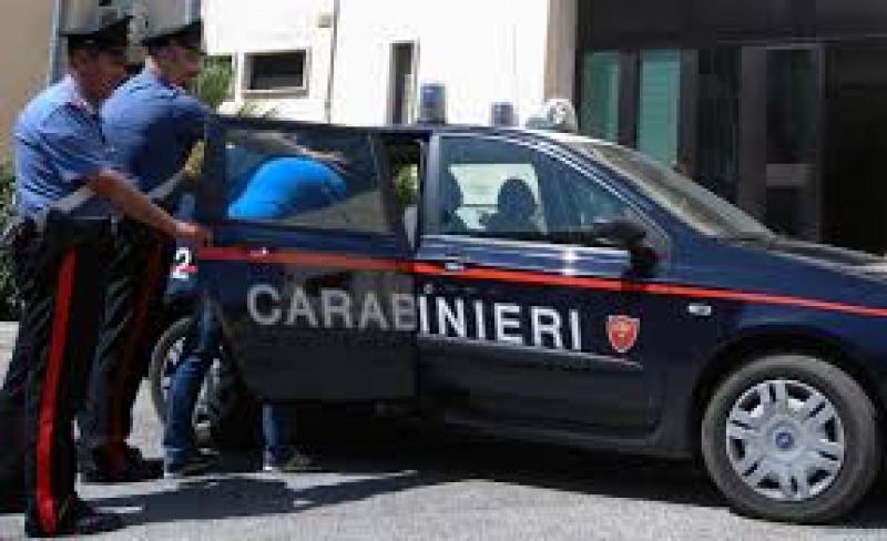 Da in escandescenza in un bar e tenta di aggredire carabinieri con un coltello - Cronaca Pescara ...