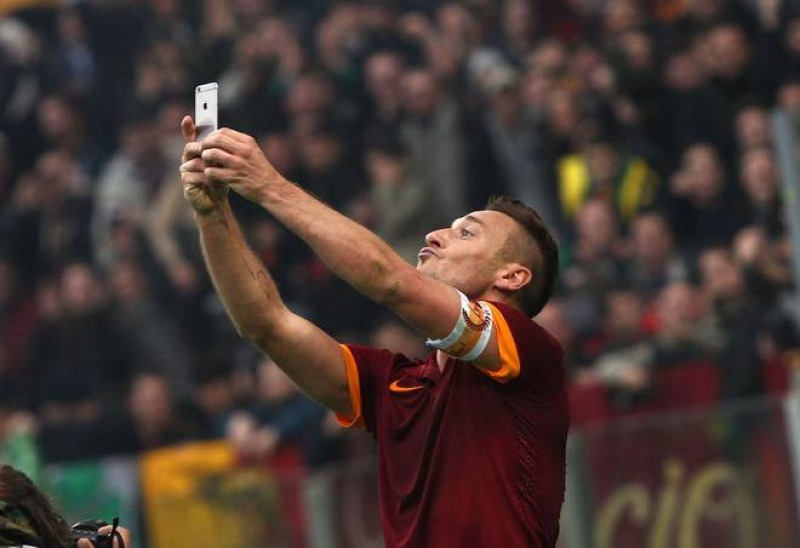 Totti show: doppietta e selfie nel derby di Roma - Cronaca nazionale ...