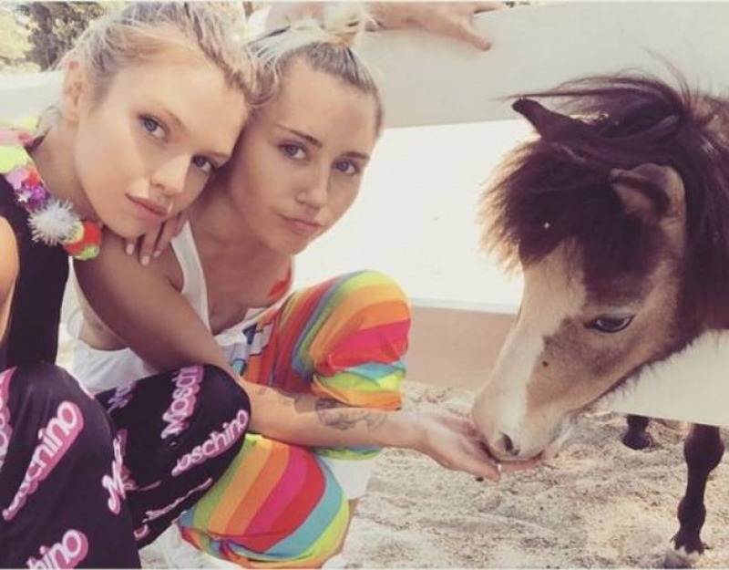 Myley Cyrus e il Bacio Lesbo con la Fidanzata Stella Maxwell ...