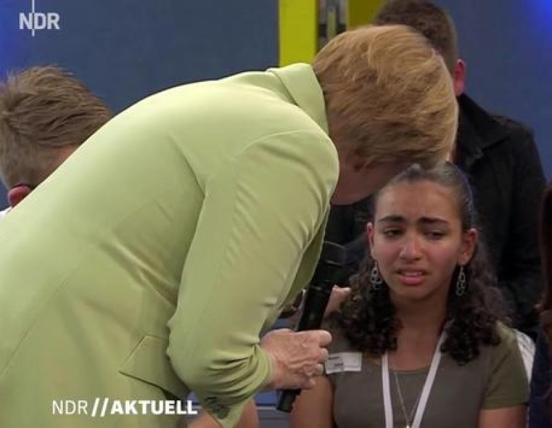Reem Sahwil che ha Pianto per la Risposta della Merkel sui Rifugiati ...