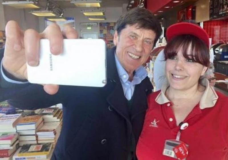 Selfie con la Sexy Mamma Fan dopo il Concerto, Gianni Morandi "Spacca ...