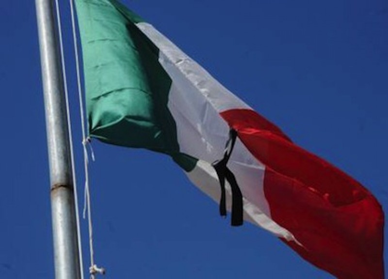 Bruxelles, a L'Aquila bandiere a mezz'asta listate a lutto - Cronaca L ...