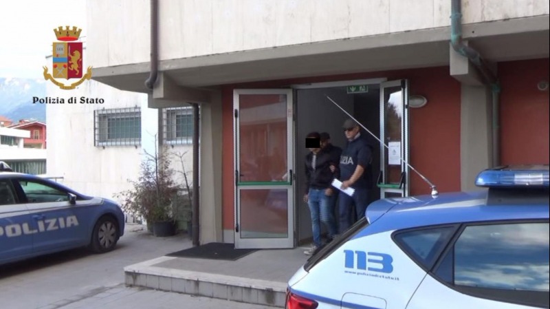 Polizia di Stato, Lotta allo spaccio, arresti e denunce nel fine ... Polizia di Stato, Lotta allo spaccio, arresti e denunce nel fine ...
