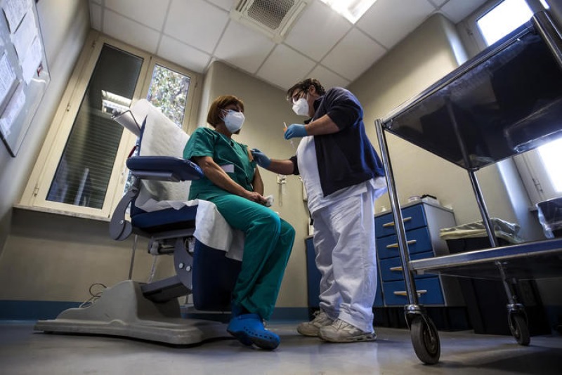 Covid, vaccinate oltre 45.000 persone in Italia, Oms approva vaccino ...
