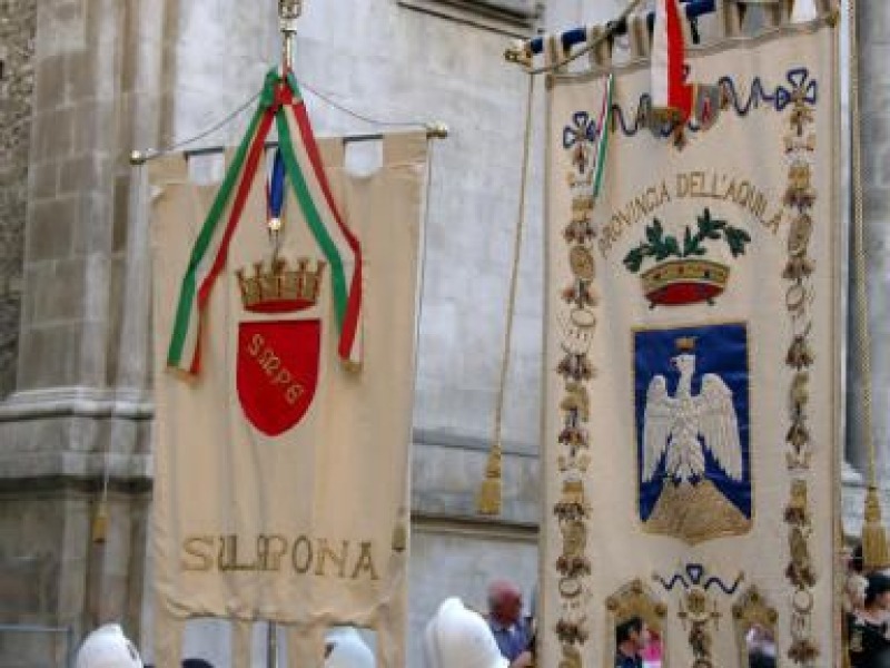 Sulmona, gonfalone comunale orfano. I vigili diffidano il Comune: "Non ...